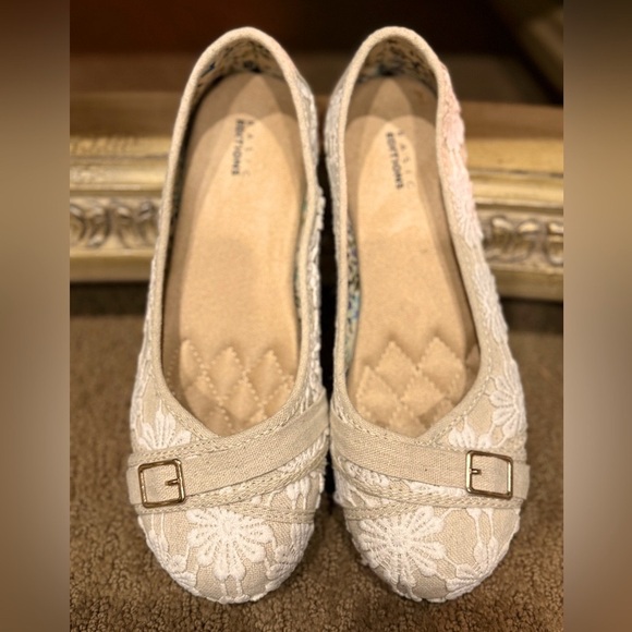 Basic Editions | Shoes | Basic Editionsedie2whitewomens Size 65mfloral ...